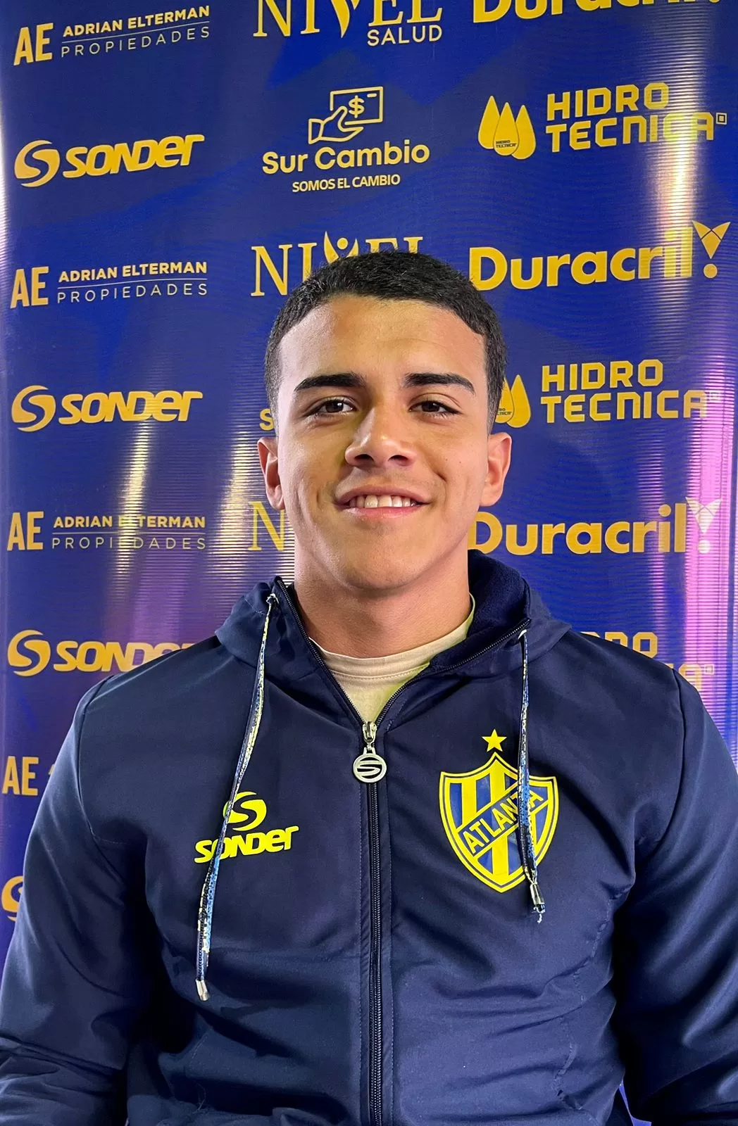 Román Herrera firmó su primer contrato en Atlanta - Club Atlético Atlanta